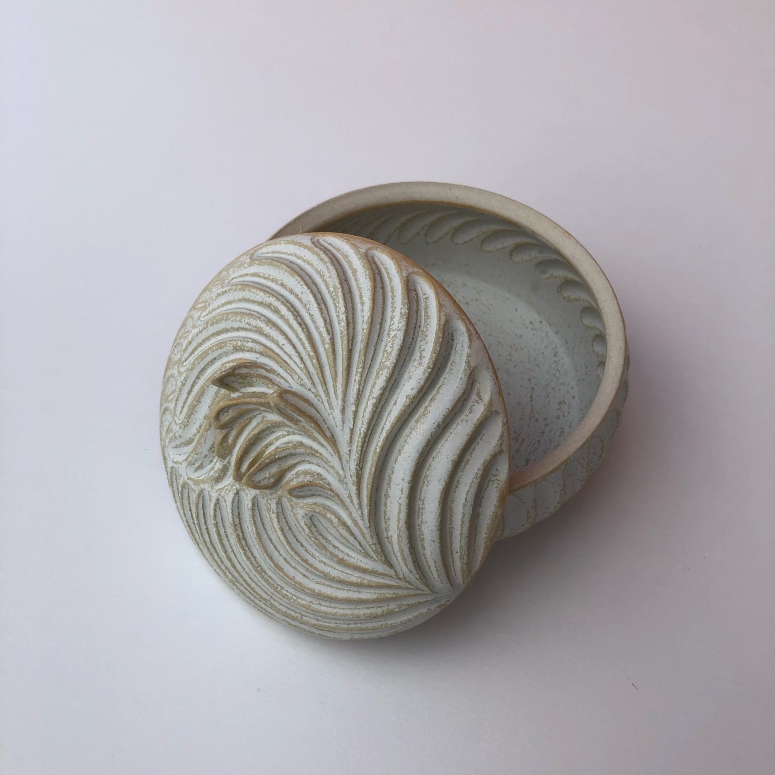 Nantan Pottery 島の光と波と風を